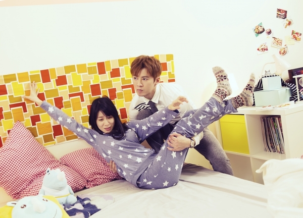 李國毅與藍鈞天男男CP感超十足，還上演溫馨餵食畫面，沒想到竟出現第三者搶吻... - ENews新聞網