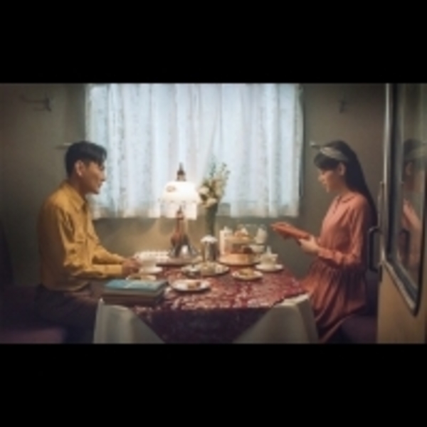 影／張信哲《終於等到你》MV大玩穿越！女子下車後留下一張未來的票根，成為不同時空的重逢的信物... - ENews新聞網