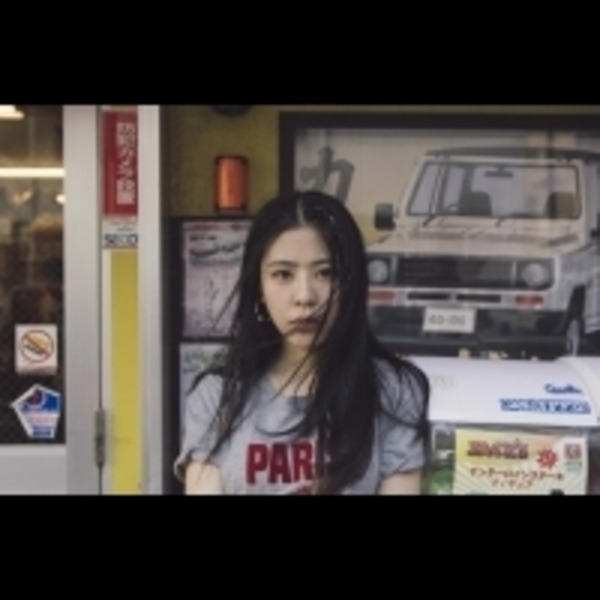 Erika專輯《天鵝說》斥資百萬赴日本沖繩取景 從那霸市拍到南部漁村小鎮 邂逅老奶奶相談甚歡 - ENews新聞網