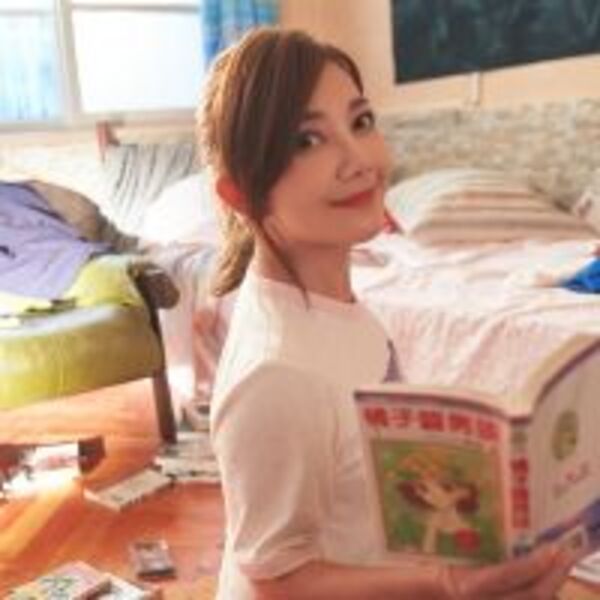 梁靜茹在 MV中大搞時空穿越劇情，換上吊帶褲扮起高中生重返17歲無違和感！ - ENews新聞網